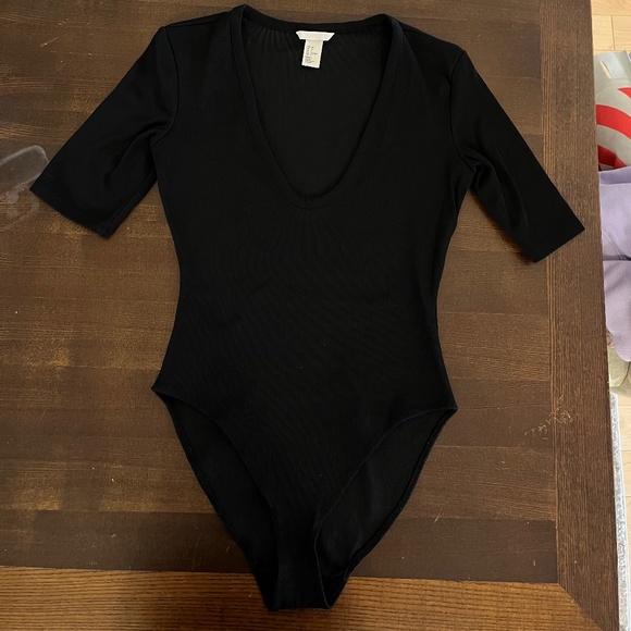 H&M | Tops | Black Short Sleeve Bodysuit | Poshmark